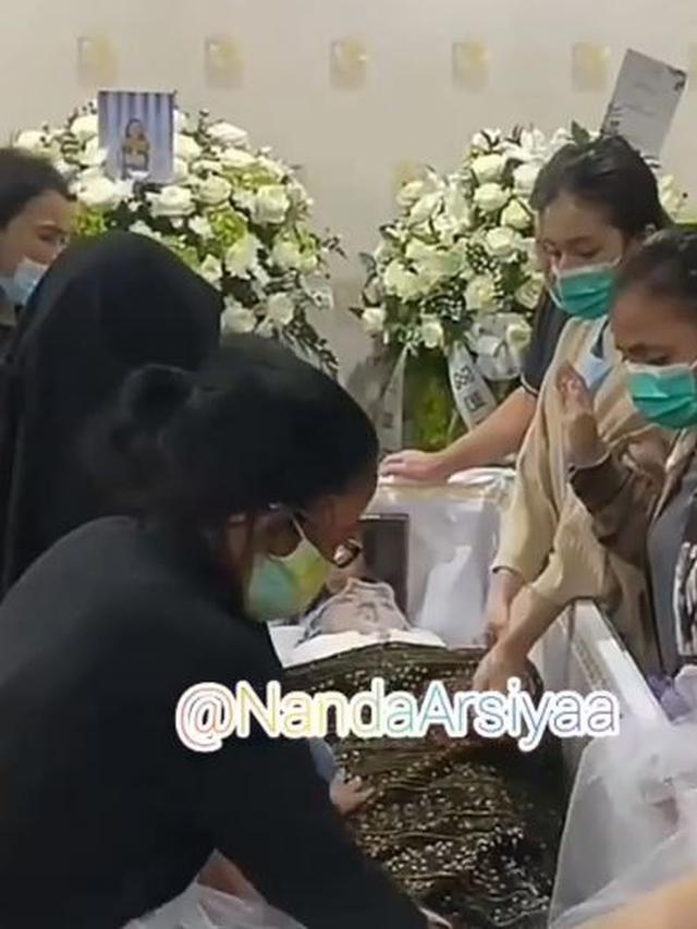 6 Momen Haru Jelang Pemakaman Melisha Sidabutar Idol, Tangis Kembaran Pecah - Hot Liputan6.com