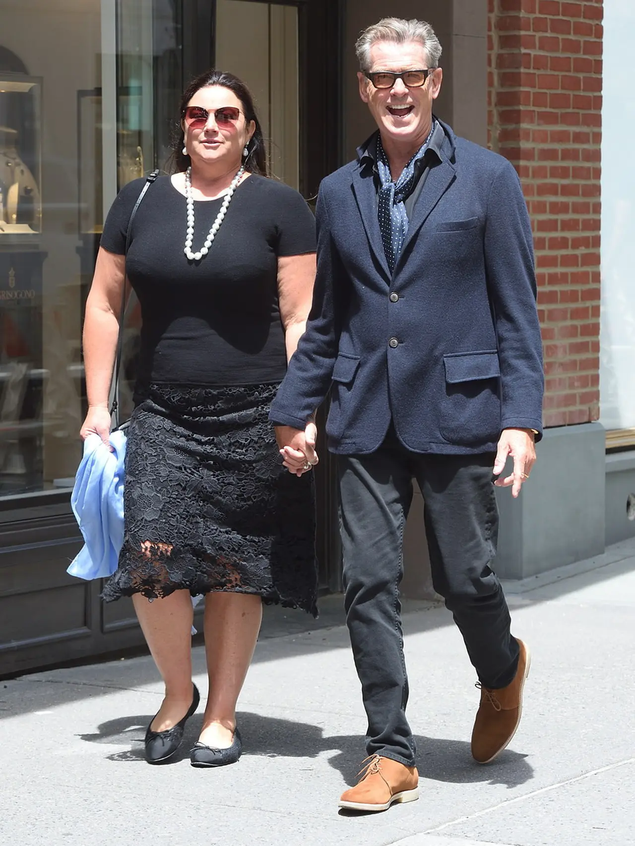 Potret Manis Pierce Brosnan dan Keely Shaye Smith Saling Cinta Sampai Tua