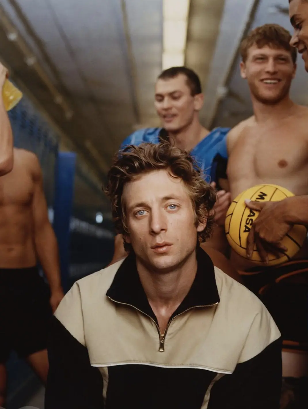 6 Potret Penampilan Jeremy Allen, Terbaru Disebut Sebagai Model Calvin ...