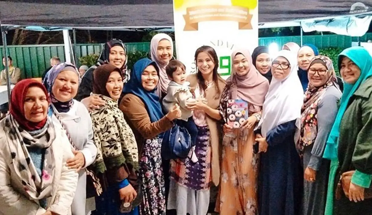 FOTO: Intip Kegiatan Ramadan Acha Septriasa di Australia - Foto ...