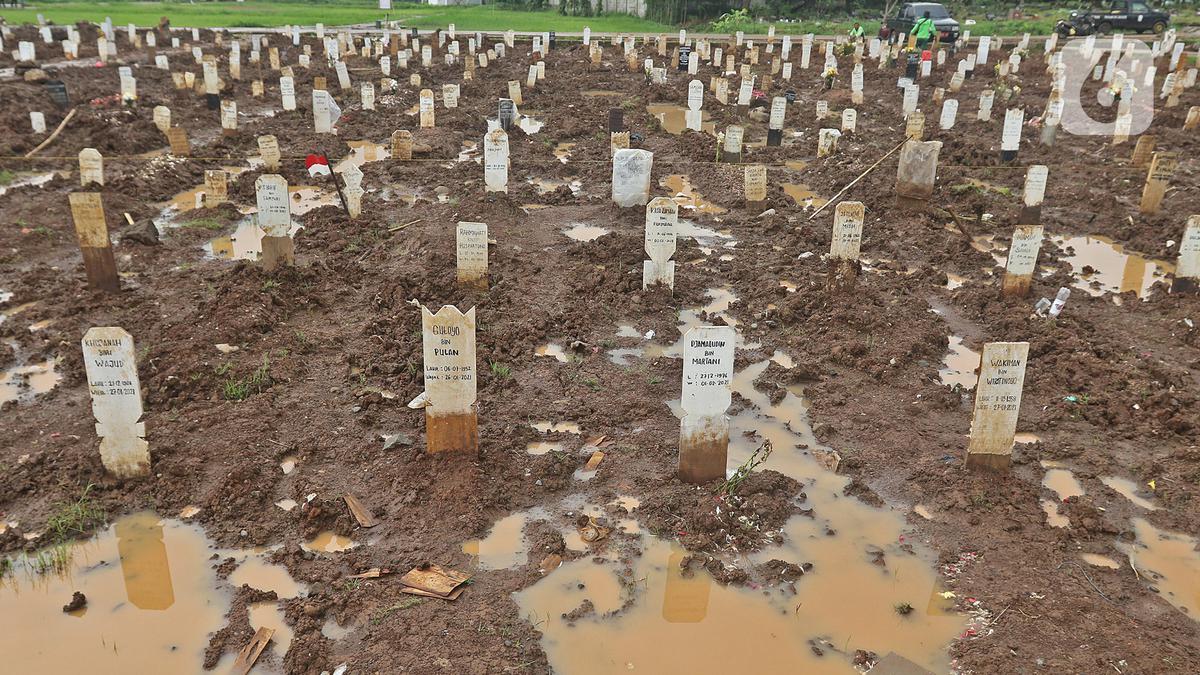 FOTO: Pemangkasan Ukuran Makam Jenazah COVID-19 di TPU Bambu Apus ...