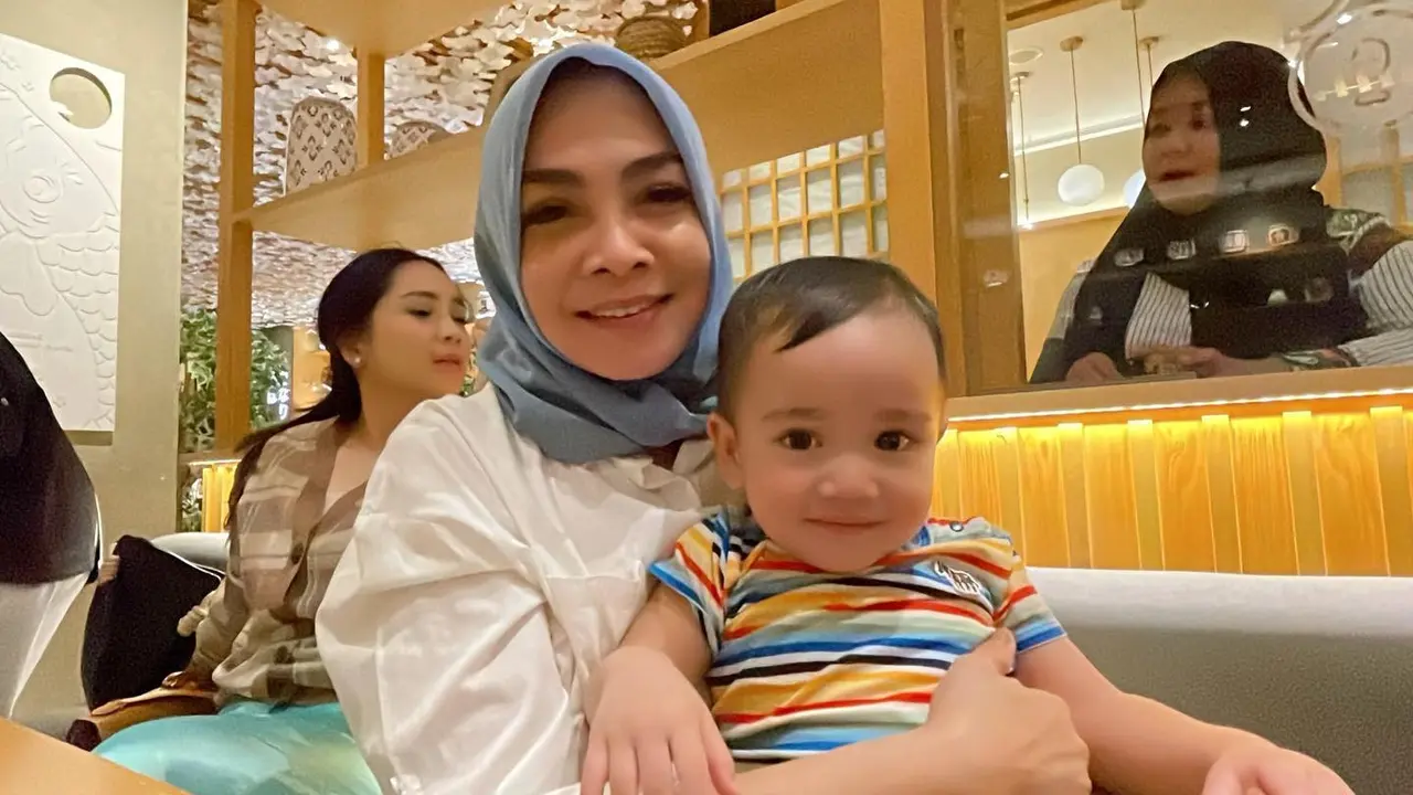 Rieta Amilia Unggah Foto Bersama Rayyanza, Warganet Justru Salah Fokus ...