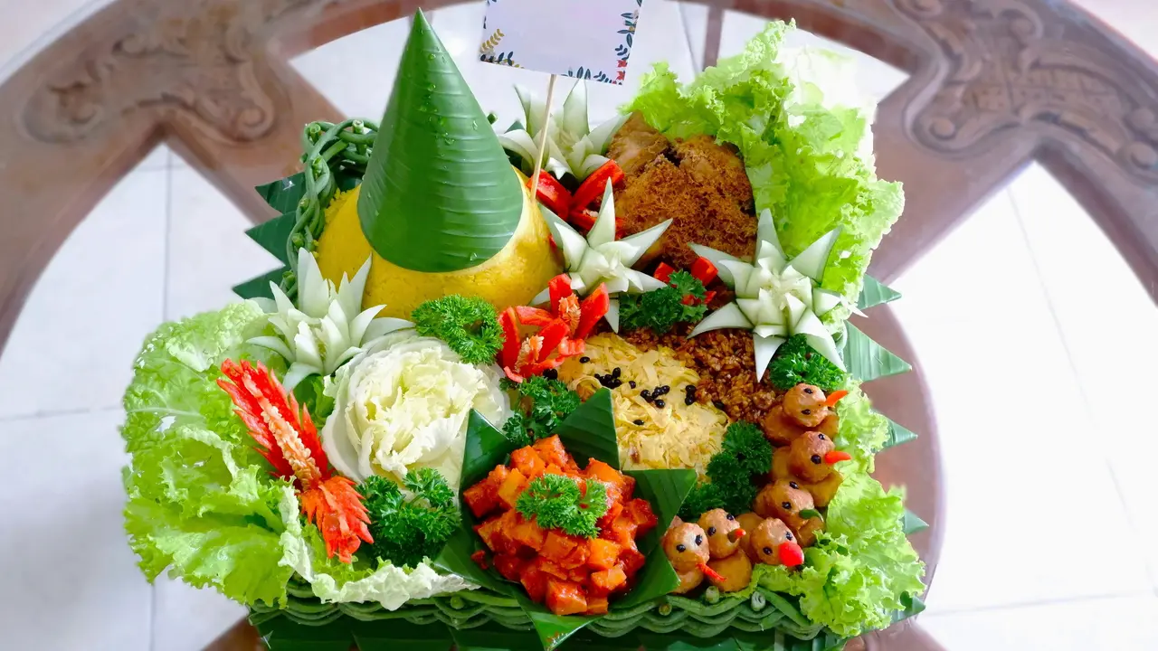 Resep Nasi Tumpeng Lengkap dengan Lauk ala Rumahan