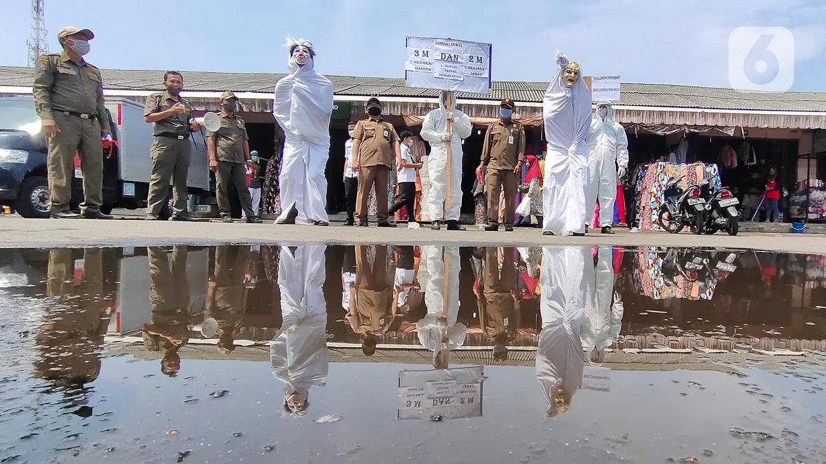 FOTO: Pocong Keliling Pasar Sosialisasikan Bahaya COVID-19