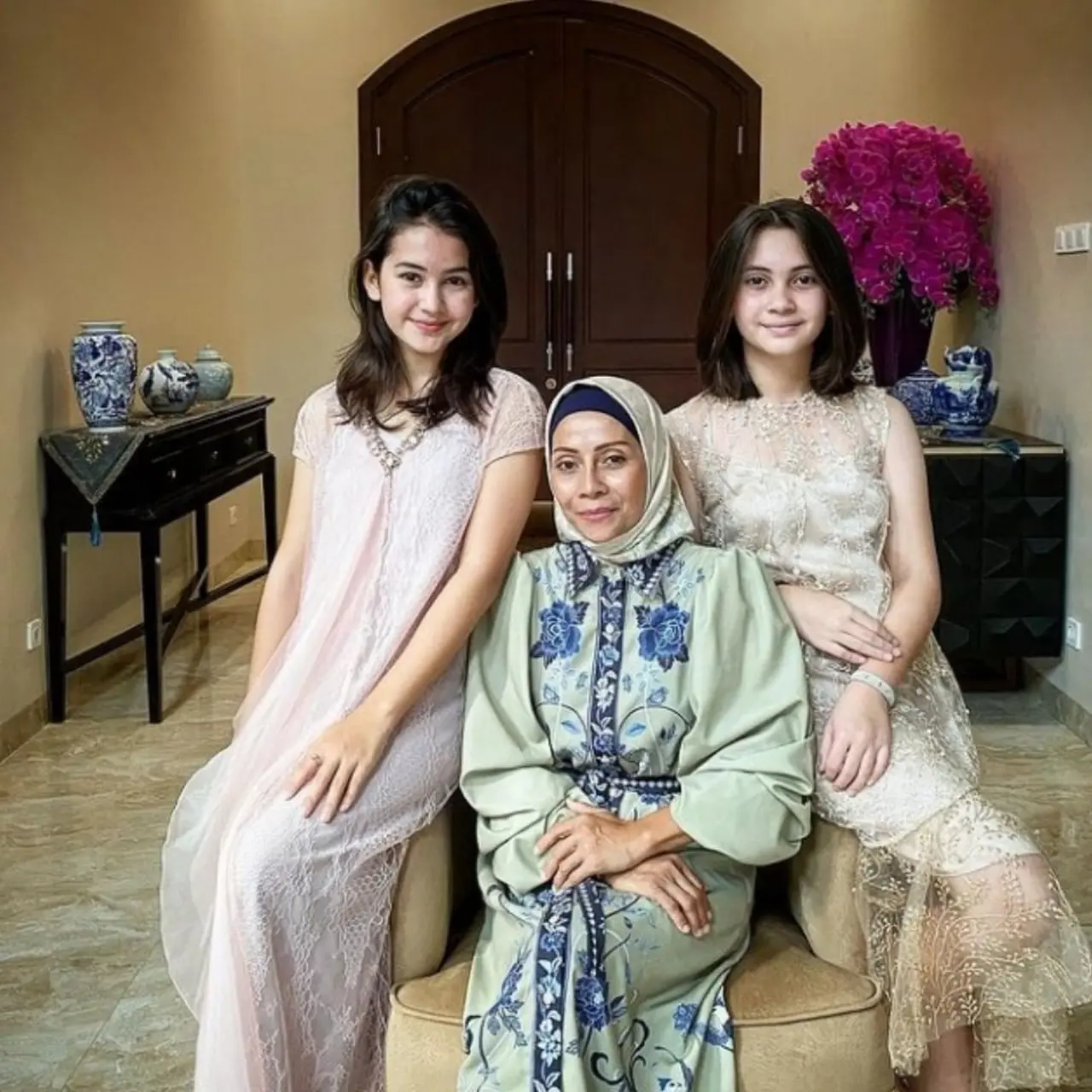 6 Potret Sandrinna Michelle dan Richelle Bareng Ibunda, Selalu Kompak - Hot Liputan6.com