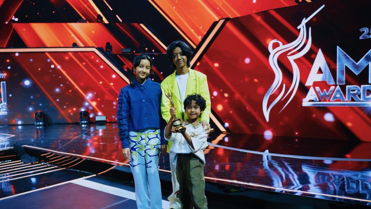 Widi Mulia Bersama Ketiga Anaknya Borong Piala di AMI Awards 2022