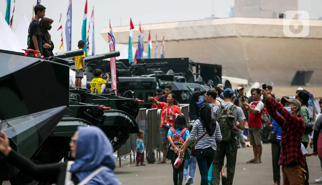 Jelang HUT Ke-78, Warga Antusias Kunjungi Pameran Alutsista TNI di Monas - Foto Liputan6.com