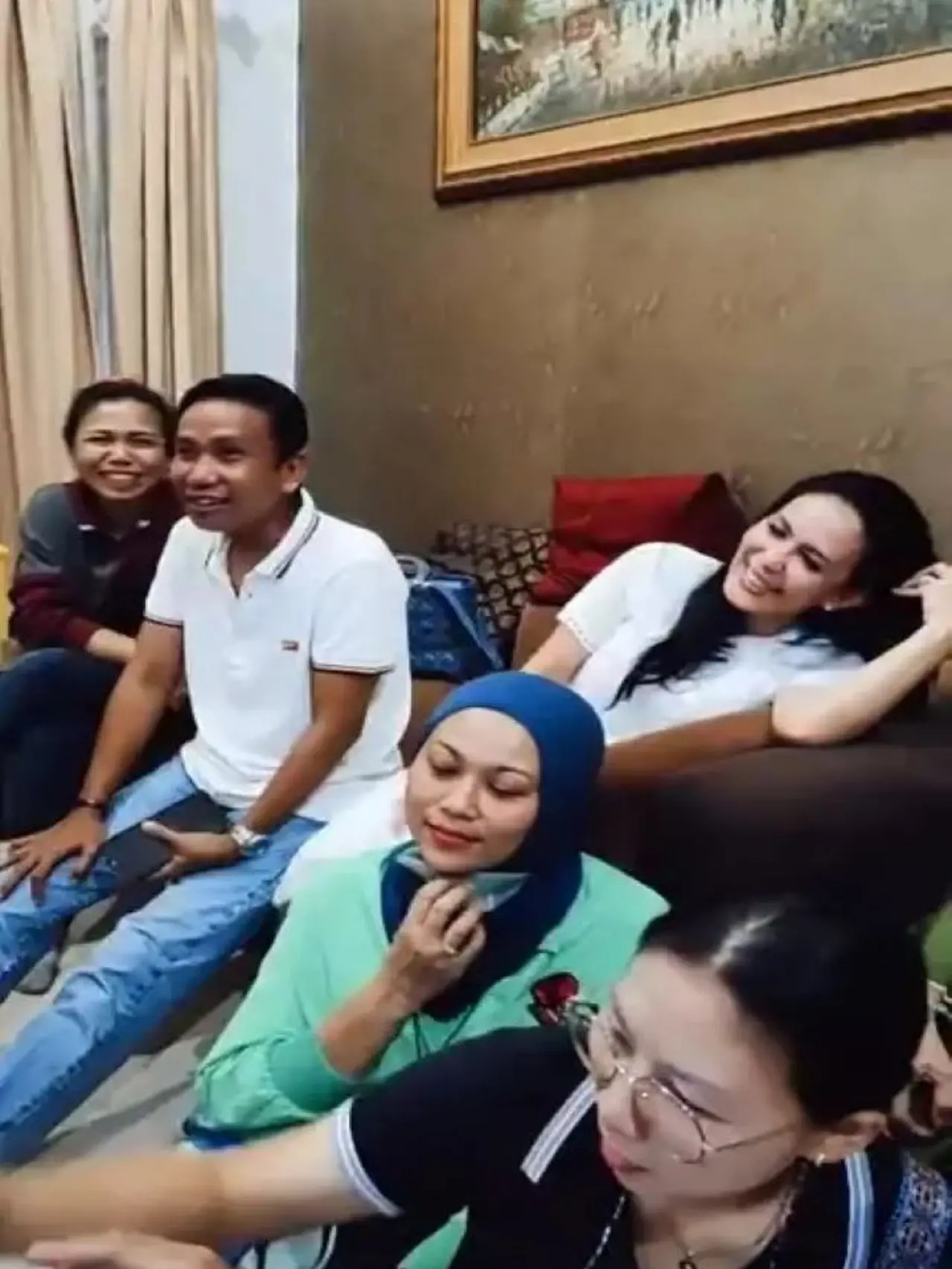 9 Potret Momen Pemain Bajaj Bajuri Jenguk Nani Wijaya, Ada Haru Juga Rindu