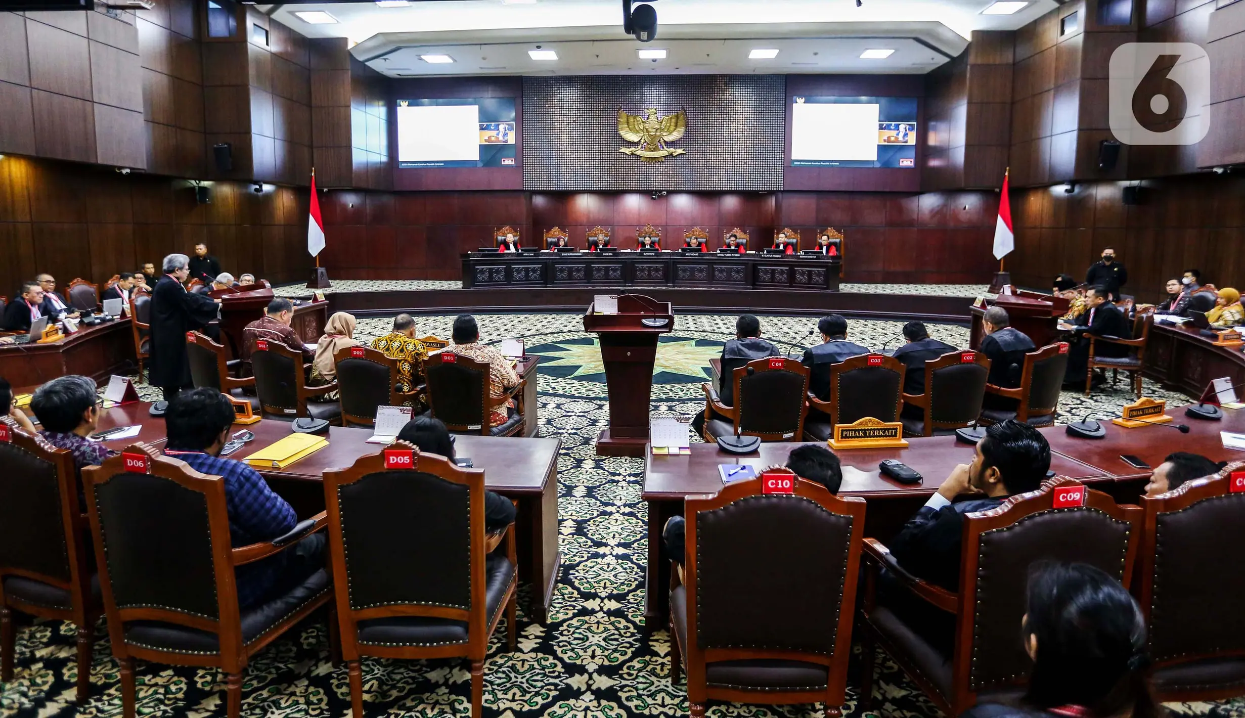 Gaya Ganjar Mahfud Hadiri Sidang Perdana Sengketa Pilpres 2024 Foto