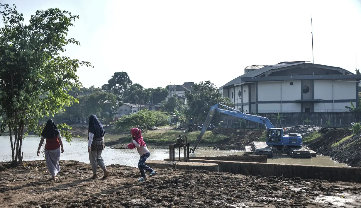 FOTO: Cegah Banjir, Lumpur Waduk Setu Cipayung Dikeruk - Foto Liputan6.com
