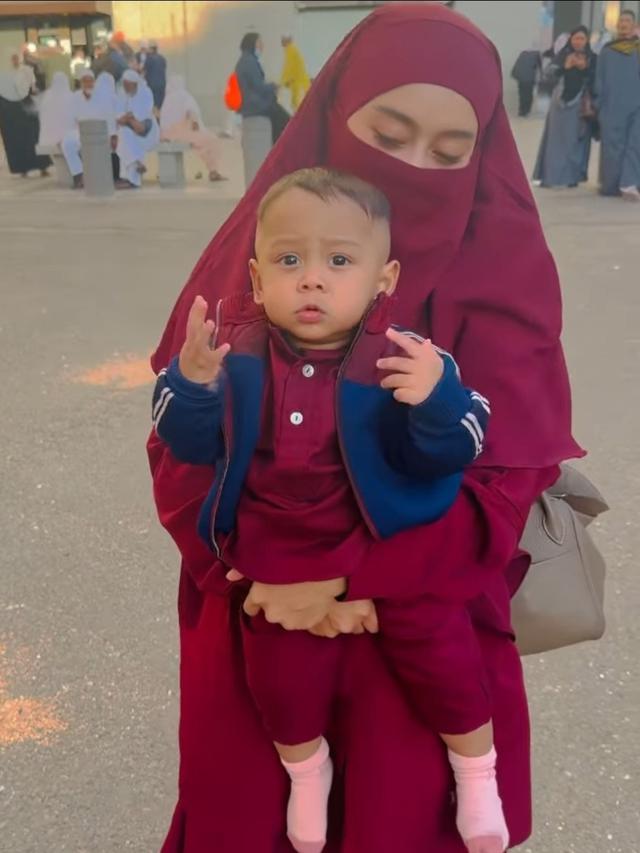 7 Potret Ultah Perdana Al Fatih Putra Leslar di Makkah, Lesti Pakai ...