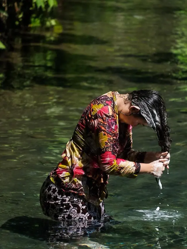 6 Potret Nafa Urbach Main di Sungai, Momen Makan Mi Hingga Keramas Curi Perhatian - Hot Liputan6.com