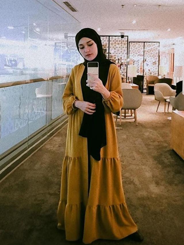 Umrah Bareng Keluarga, Intip 9 Potret Ayu Ting Ting yang Cantik Berhijab - Entertainment Fimela.com