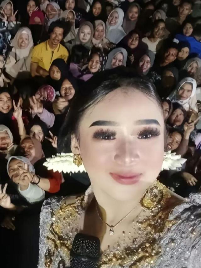 Bikin Merinding, Penampakan Sosok Hitam di Foto Selfie Niken Salindry Ini Curi Perhatian