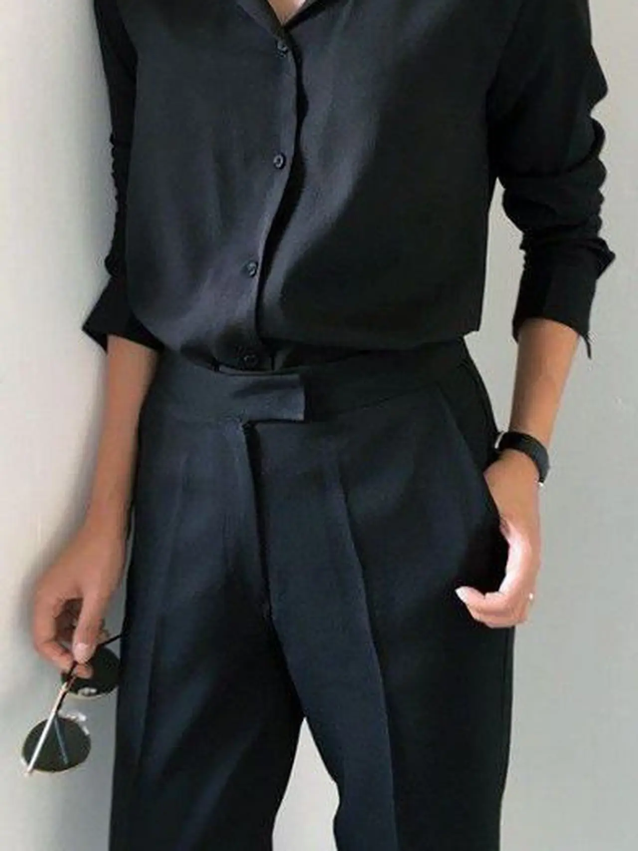Tampil Elegan dan Percaya Diri dengan Kemeja Hitam Wanita, Ini ...