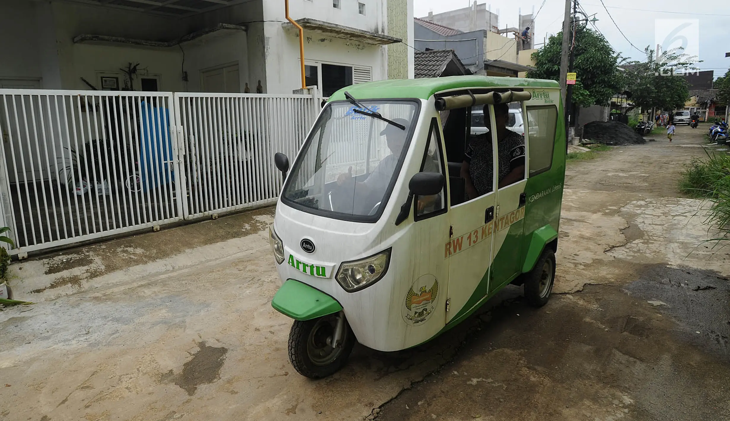 FOTO: Keren, Bajaj Listrik Ini Jadi Kendaraan Operasional Warga di ...