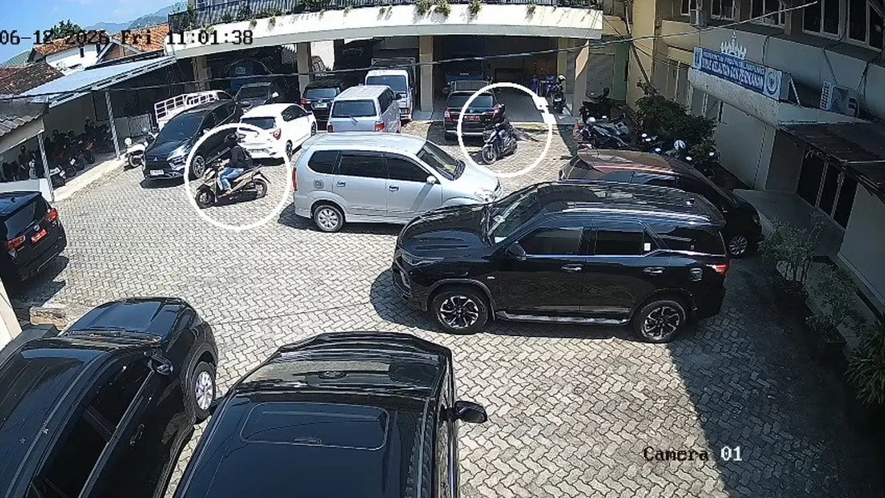 Terekam CCTV, Detik-detik Maling Gasak Motor di Kantor DKP Lampung