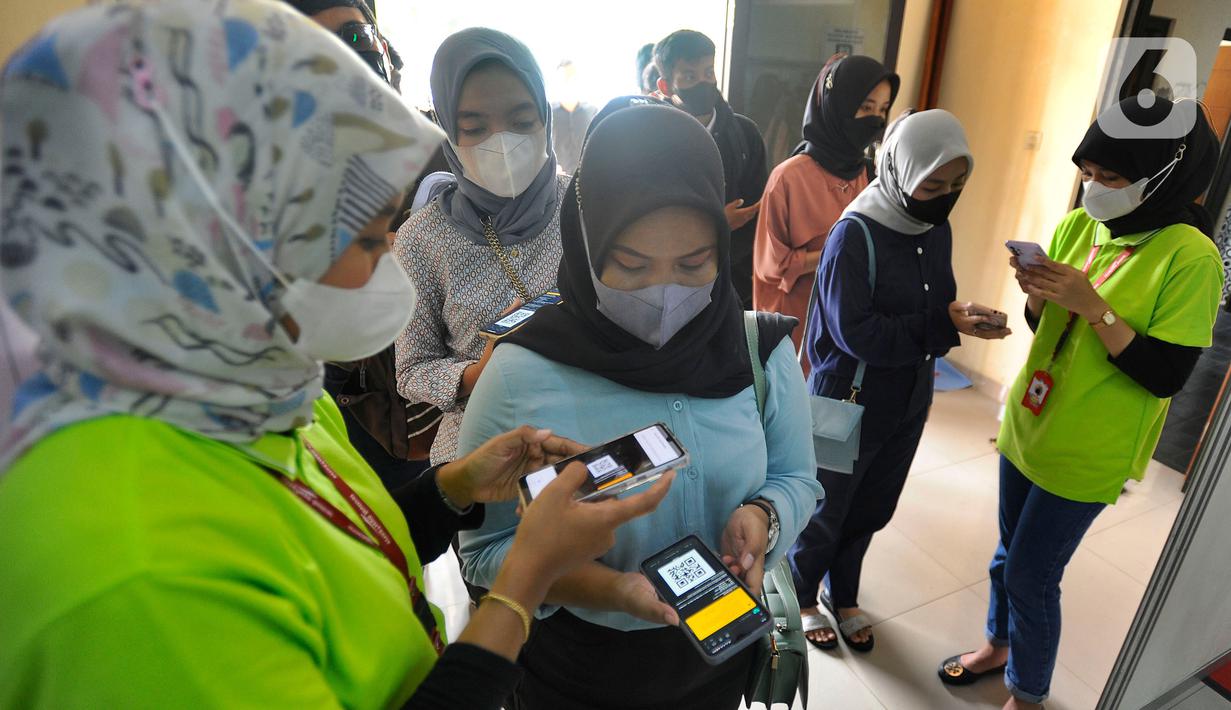 Antrean Pelamar Kerja di Bursa Kerja Mini Disnaker Depok - Page 1 ...