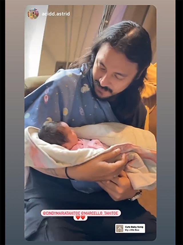 Anak Ello Pulang dari Rumah Sakit, Potretnya Melotot ke Arah Kamera ...