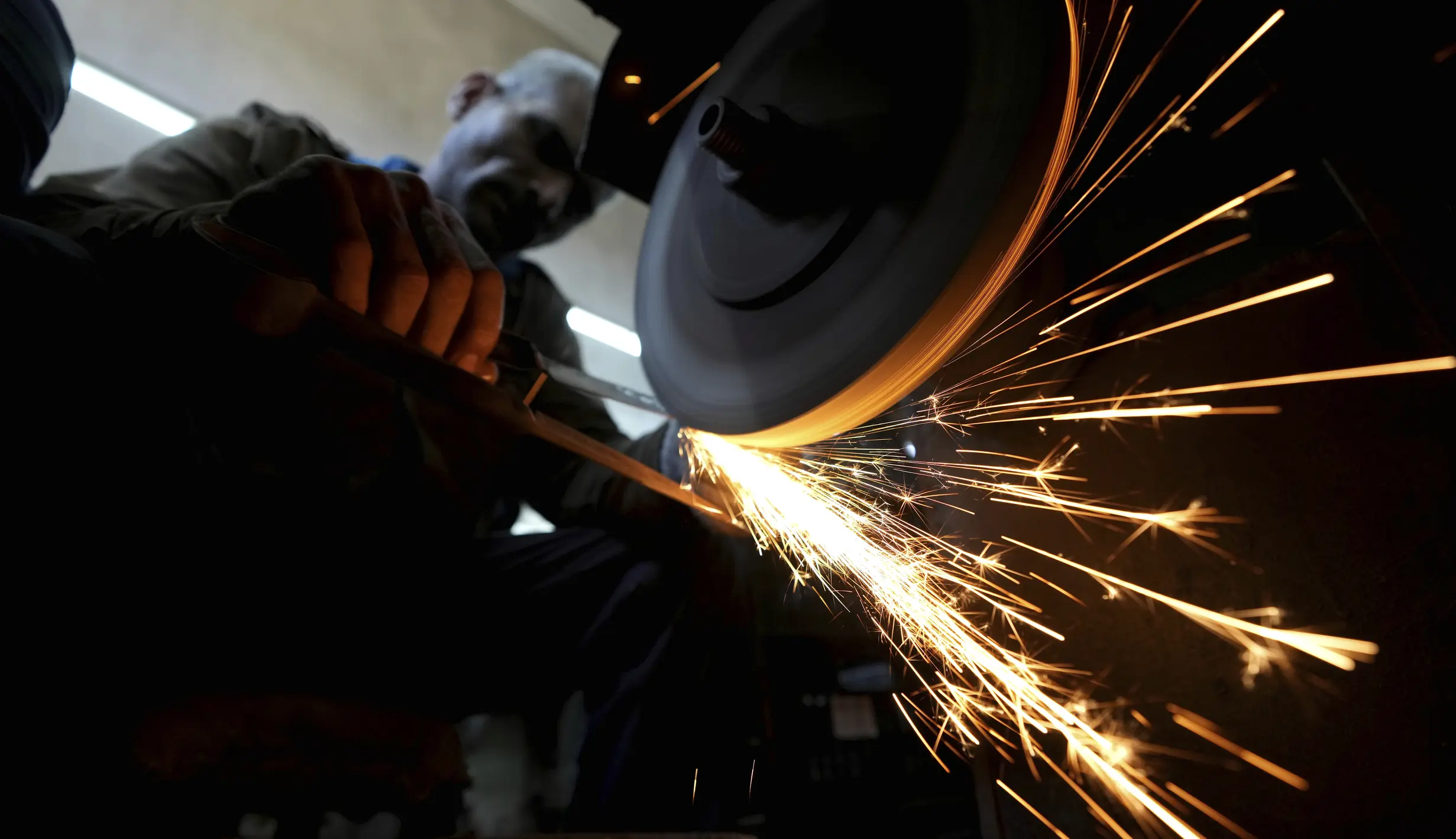 FOTO: Aktivitas Mengasah Pisau Jelang Idul Adha - Foto Liputan6.com