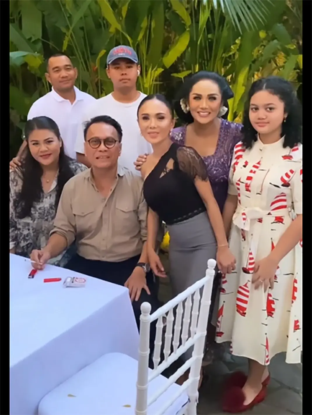 10 Potret Ultah Yuni Shara ke-51, Didampingi Dua Putranya yang Ganteng ...