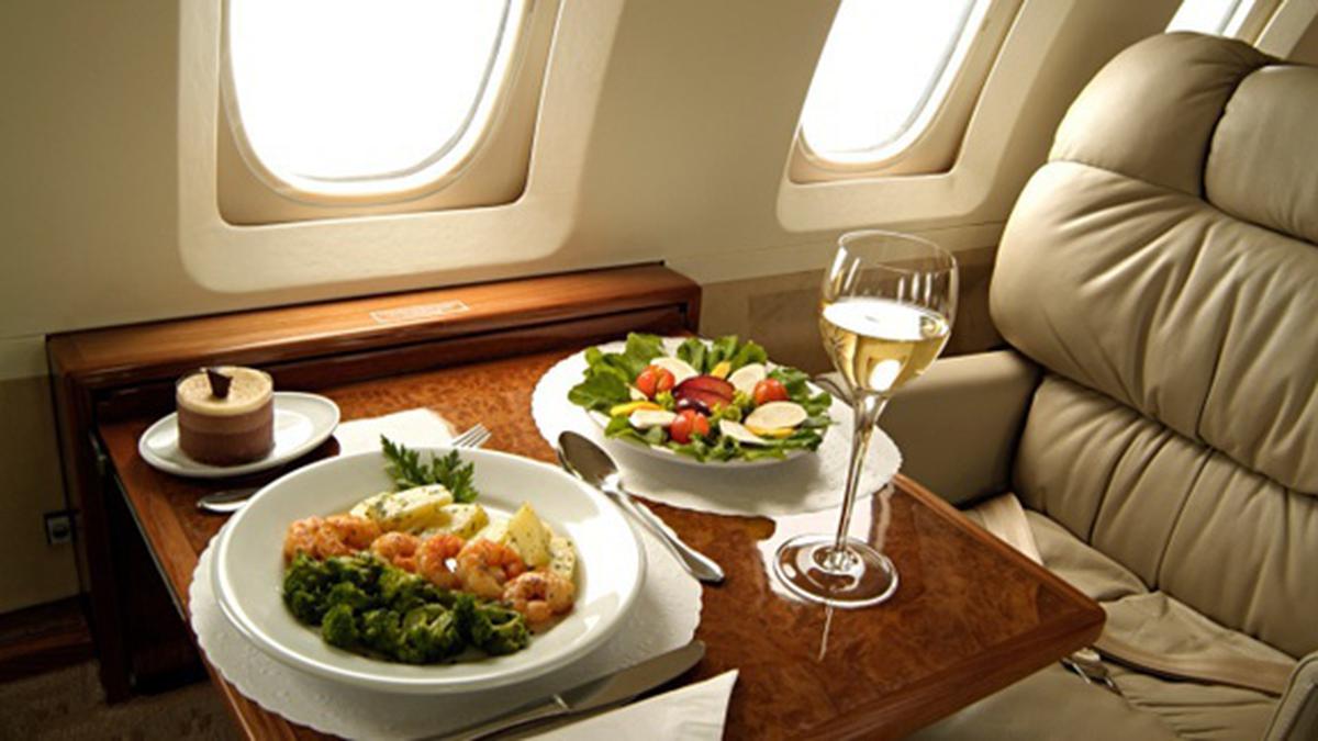 3 Alasan Makanan di Pesawat Memiliki Rasa Hambar - Lifestyle Fimela.com