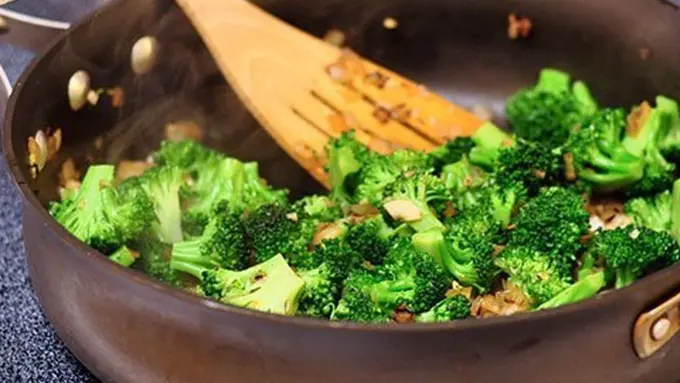 Tips 3 Cara Memasak Berbeda Agar Brokoli Tidak Berubah Warna