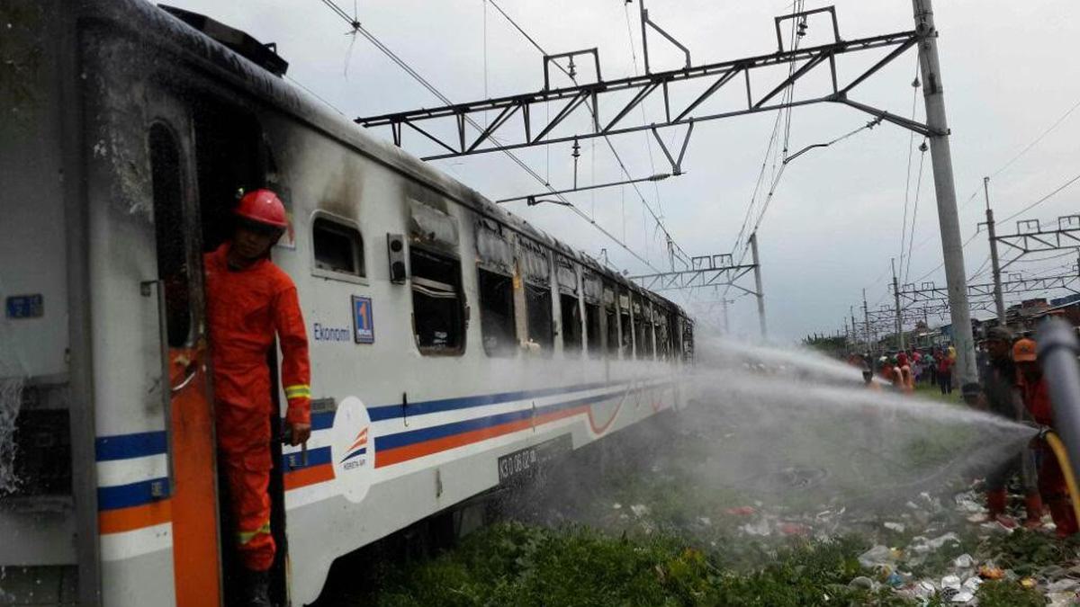 Kereta Api Terbakar di Stasiun Tanjungpriok