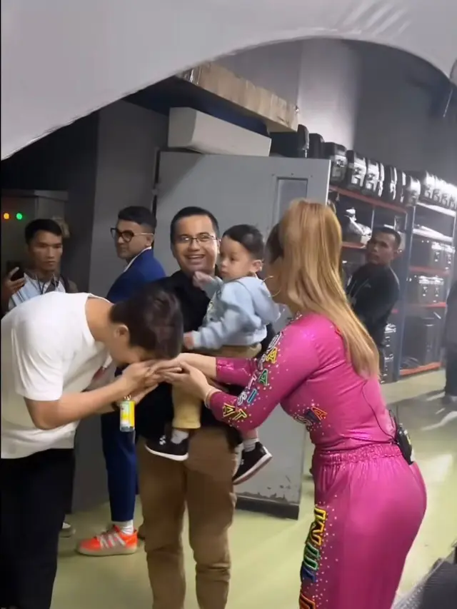 Foto-foto Kedekatan Bunda Inul Ketika Bertemu dengan Baby Levian, Refleks Beri Kecupan Cinta ...