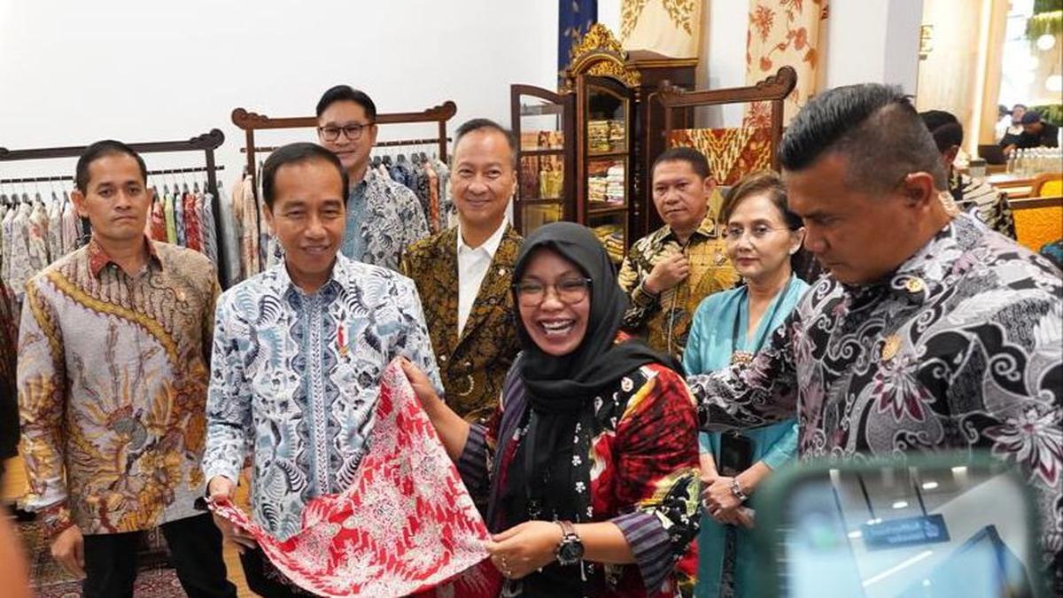 Kala Jokowi Lirik Batik Khas Blora di Senayan Park