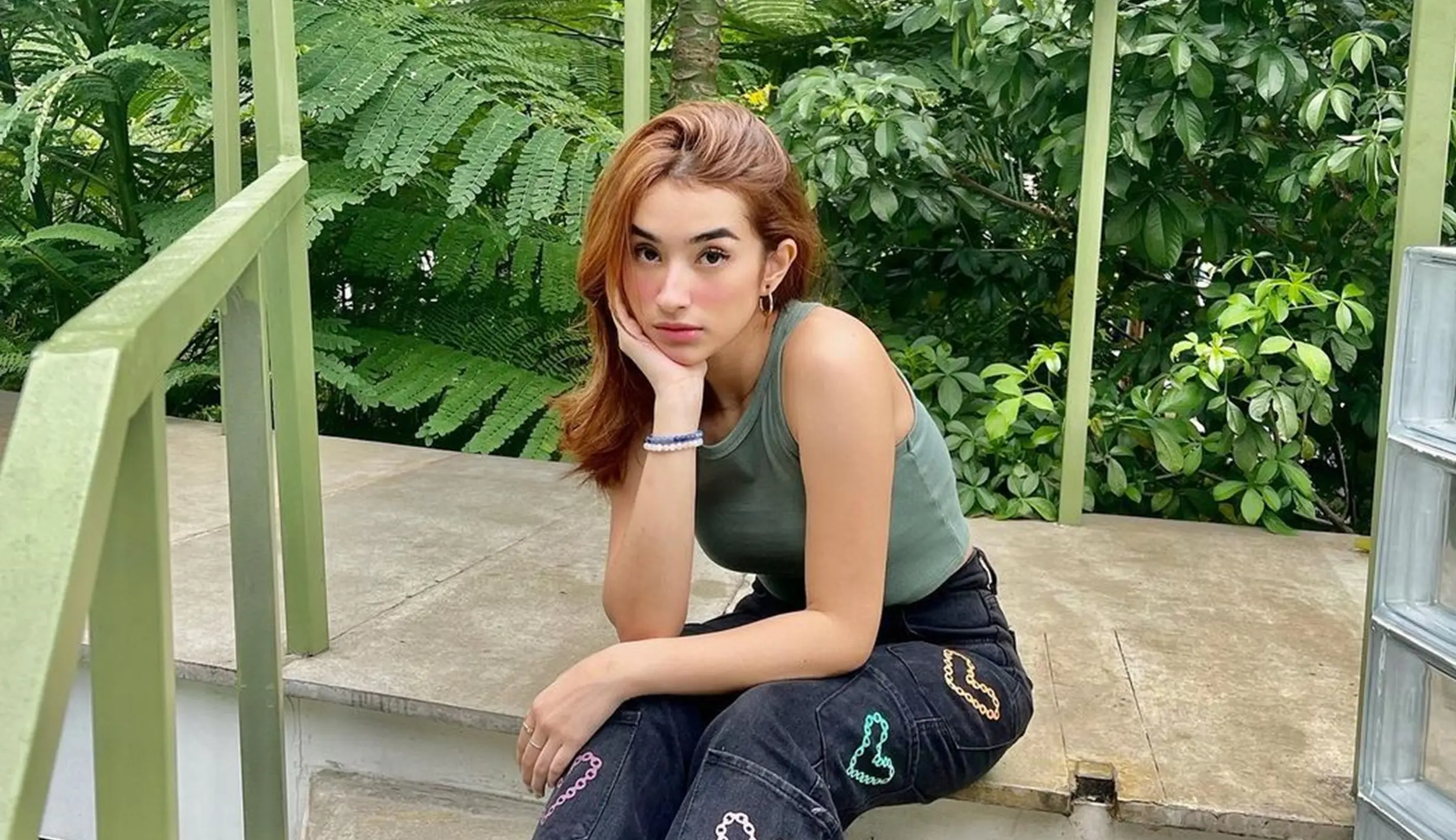 Gaya Nadia Raisya Pose Topang Dagu, Ekspresi Tanpa Senyumnya Curi Perhatian - Foto Liputan6.com