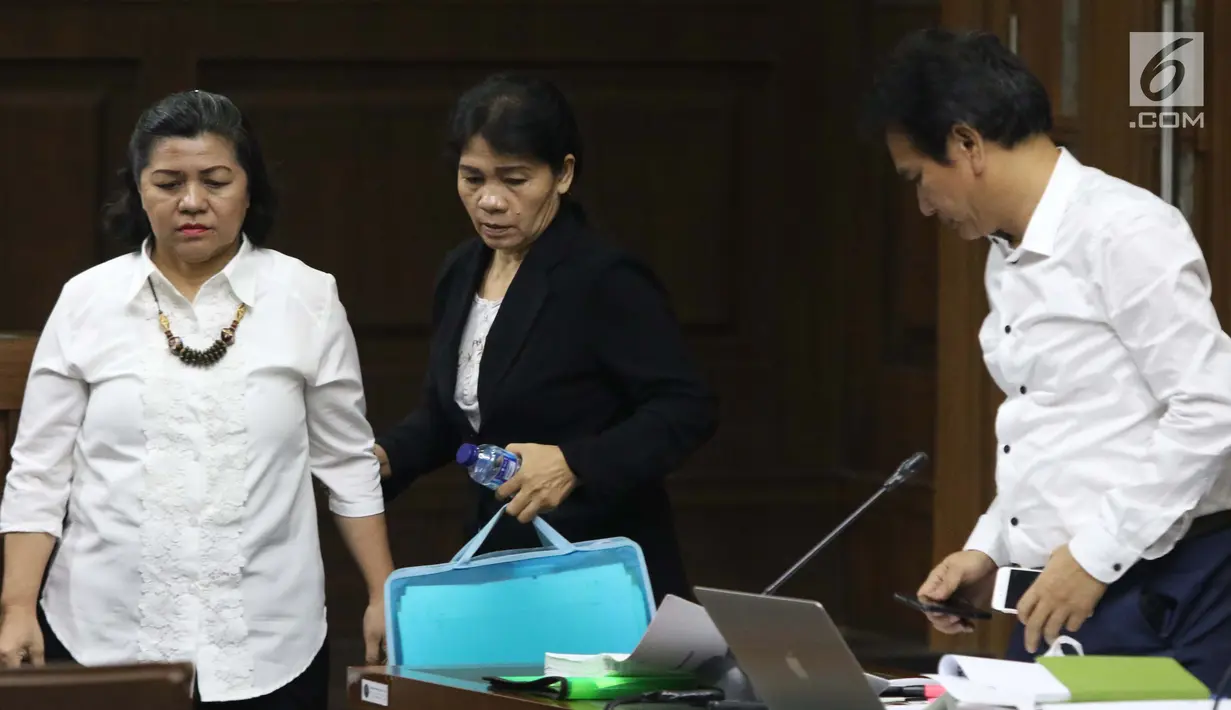 FOTO: Diselimuti Duka, Hakim Ad Hoc Merry Purba Tetap Jalani Persidangan - Foto Liputan6.com