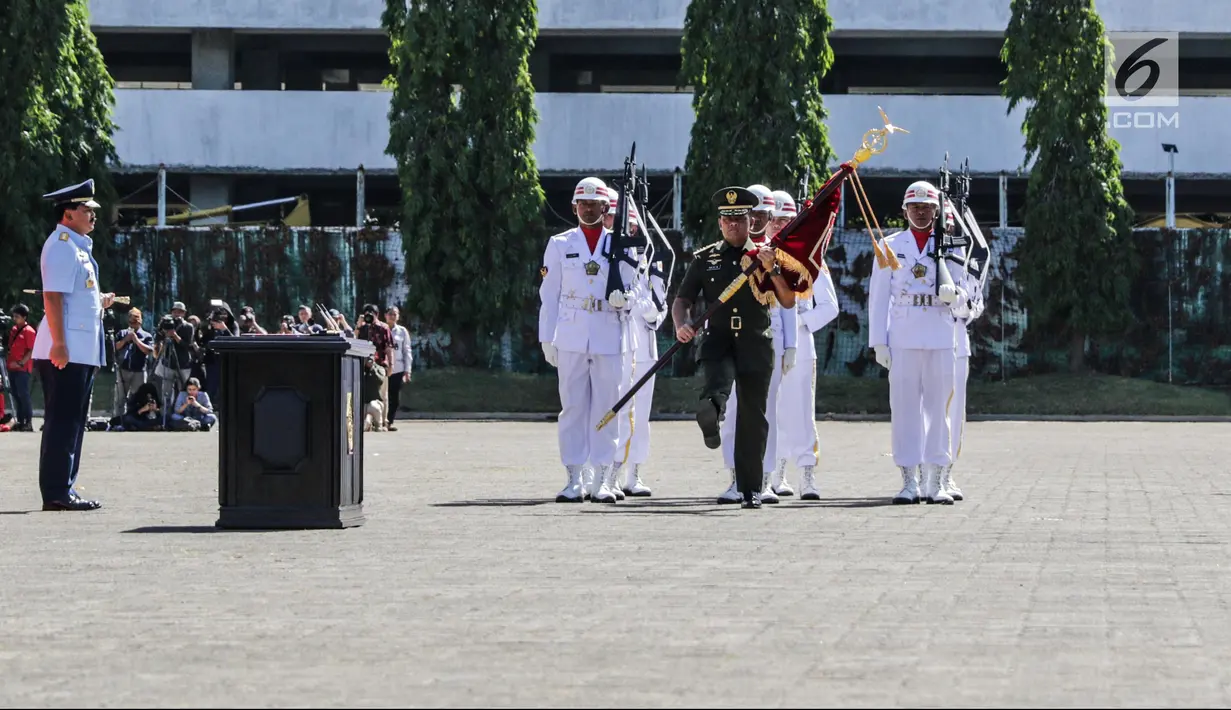 PHOTO: Resmi, Gatot Nurmantyo Serahkan Jabatan Panglima TNI ke Marsekal ...
