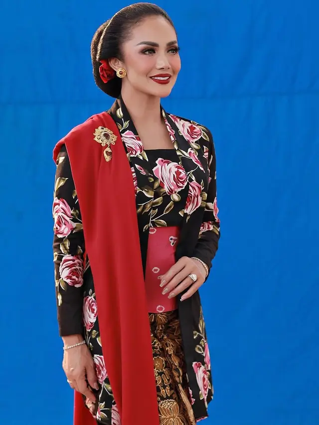8 Inspirasi Batik dan Kebaya Merah Putih ala Kris Dayanti, Cocok untuk ...