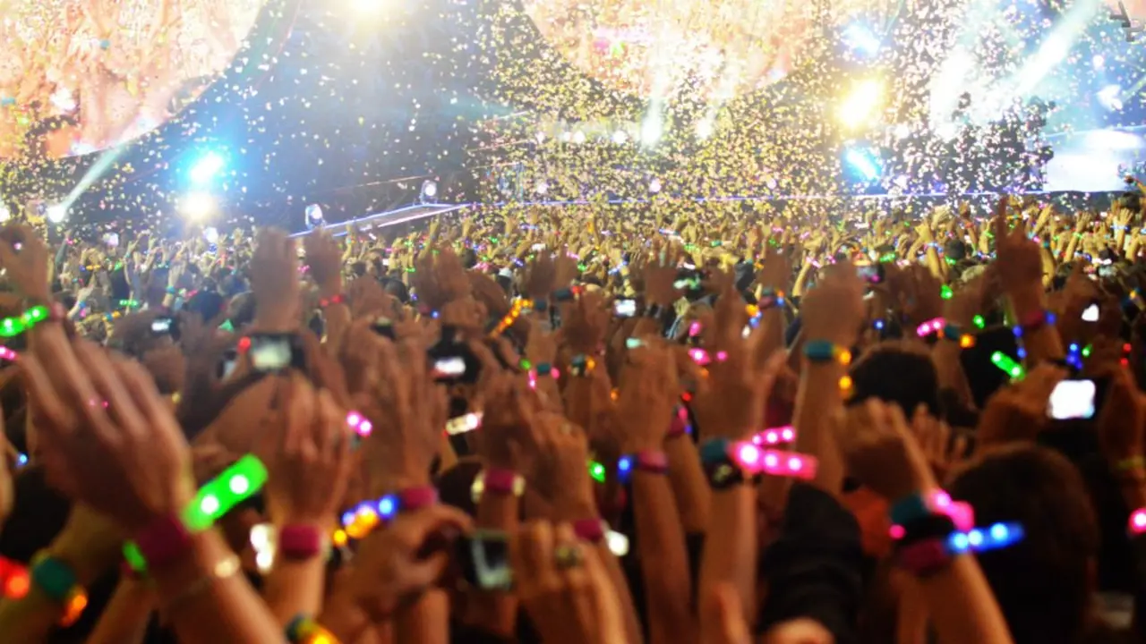 Mengenal Gelang Xyloband yang Dipakai dalam Konser Coldplay - Regional ...