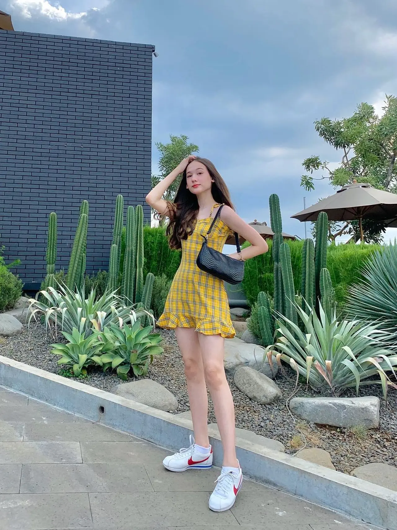 10 Pesona Laura Moane dalam Dress Mini dari Tampilan Playful Sampai ...