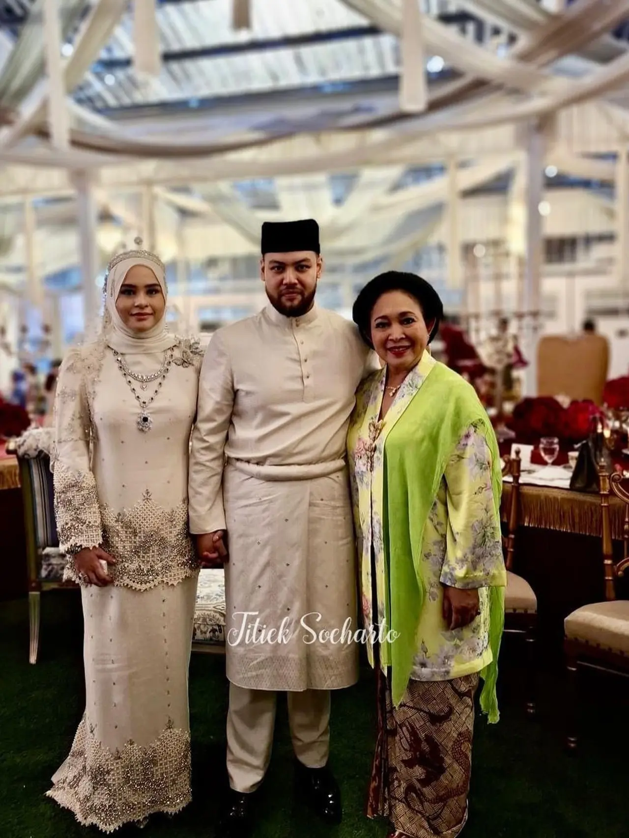 Titiek Soeharto Resmi Menjabat Ketua IV DPR, Pesona Elegan dalam Balutan Kebaya - Hot Liputan6.com