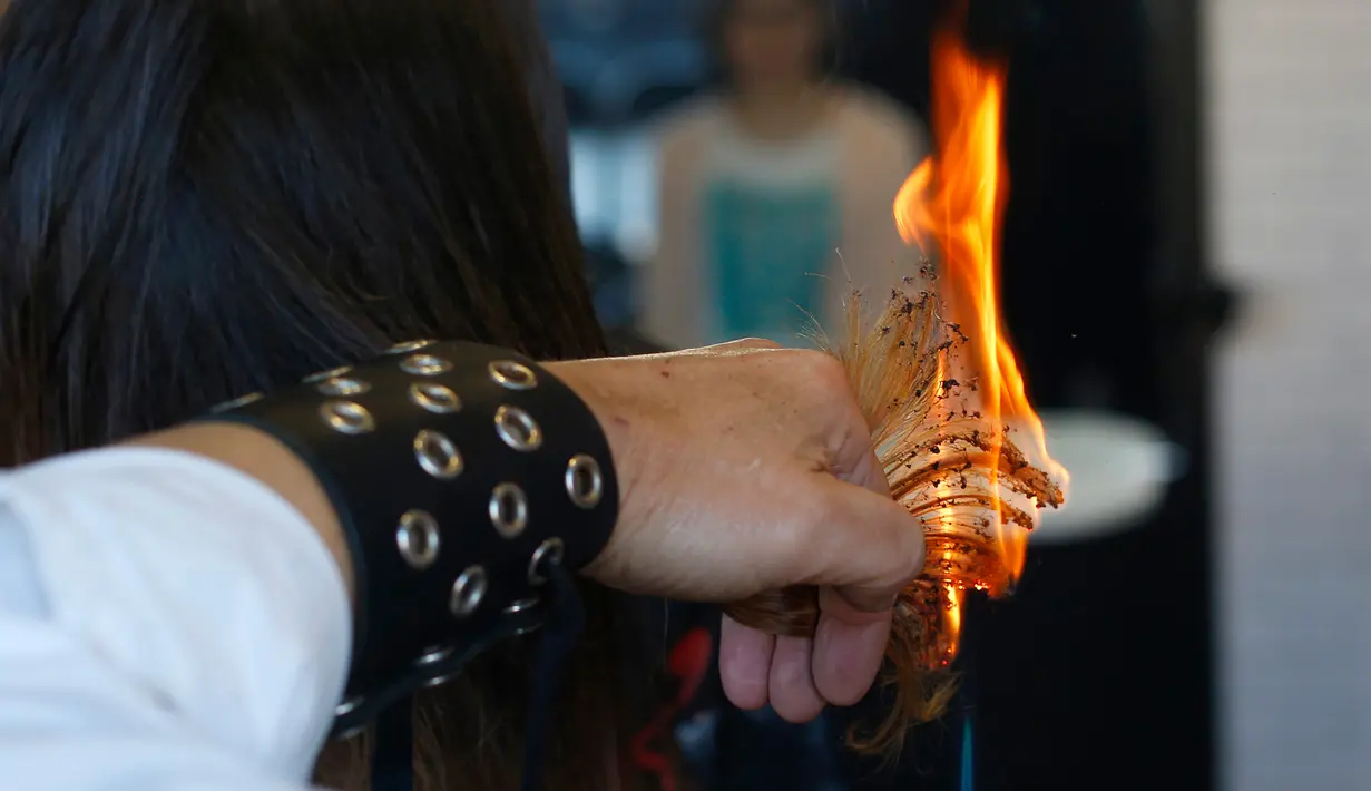 FOTO: Aksi Potong Rambut Gunakan Samurai dan Api - Foto Liputan6.com