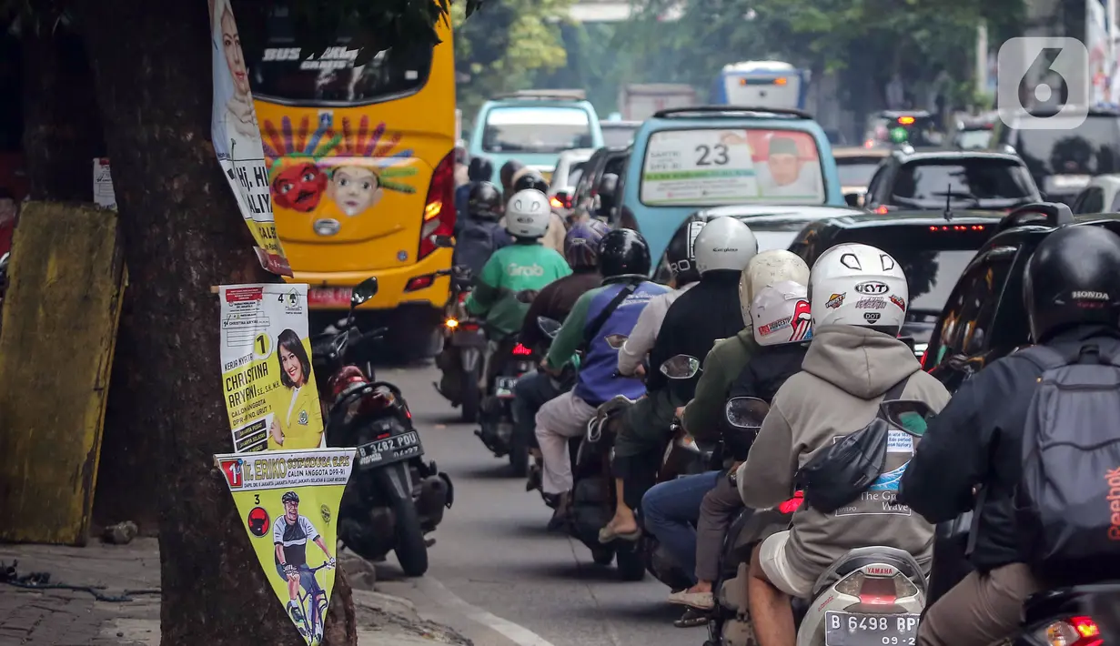 Pemasangan APK di Pohon Berpotensi Merusak Lingkungan - Foto Liputan6.com