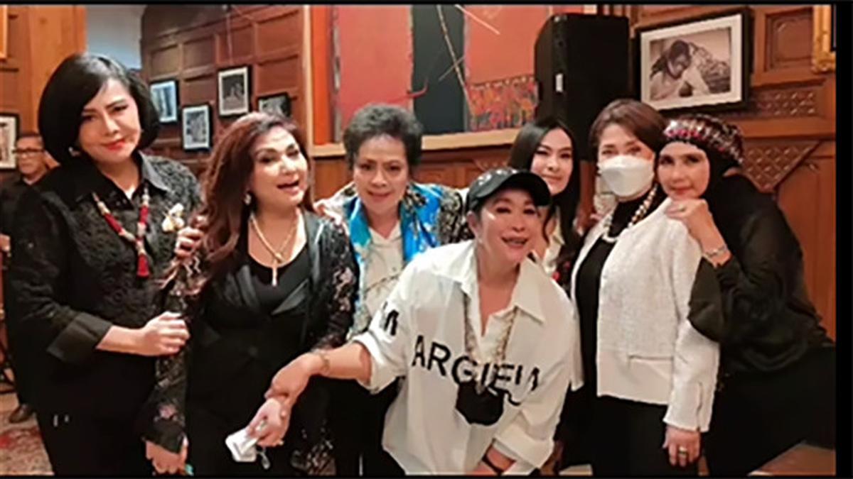 Potret Ultah Jenny Rachman ke-63, Jadi Ajang Reuni - Photo Fimela.com