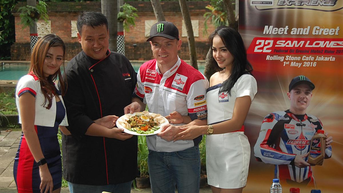 Pembalap Moto2 Sam Lowes Belajar Bikin Gado-gado - Berita Otosia.com