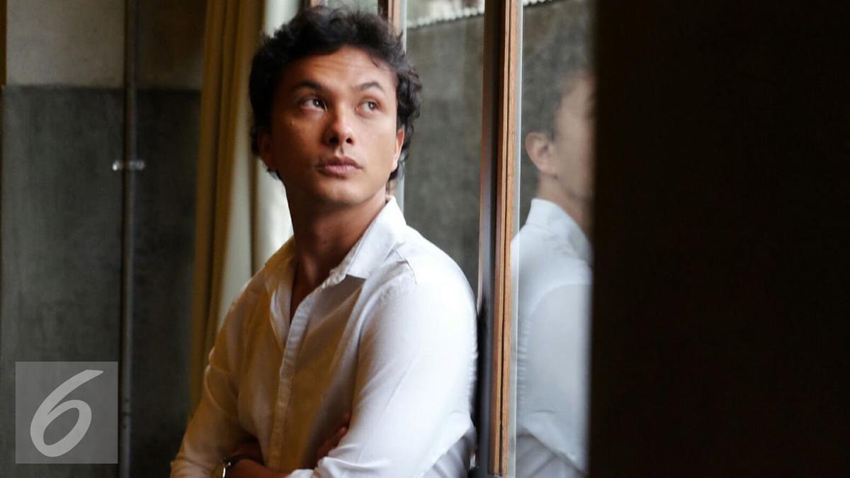 Di Film Ini, Nicholas Saputra Singkirkan Wajah Gantengnya - ShowBiz ...