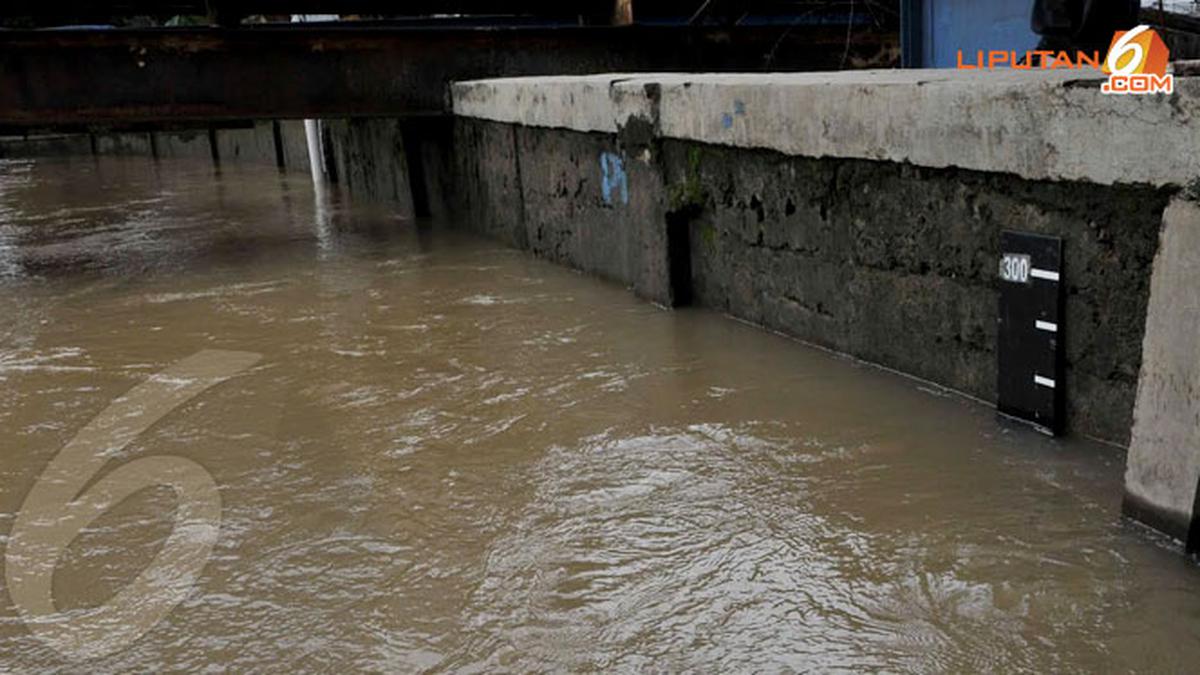 [FOTO] Kali Angke Siaga I, Ciledug Indah Banjir - Foto Liputan6.com