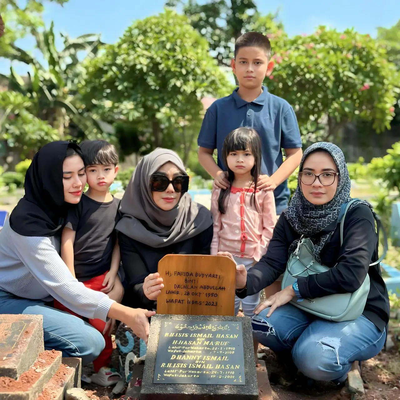 Syahnaz Sadiqah dan Amy Qanita Langsung Ziarah ke Makam Ibunda Jeje ...
