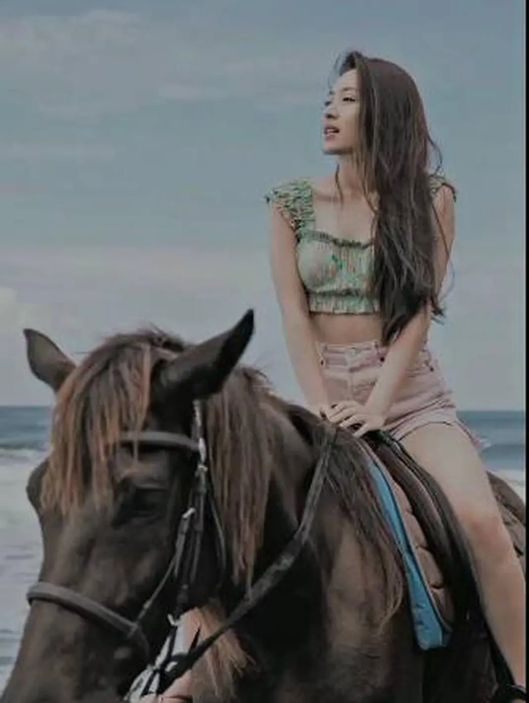 Potret Natasha Wilona Naik Kuda Menyusuri Pantai di Bali, Penuh Senyuman - Foto Liputan6.com