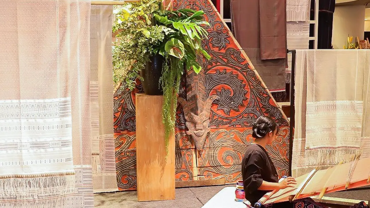 Desainer Torang Sitorus Bawa Ulos ke Negeri Sakura, Rayakan 65 Tahun ...