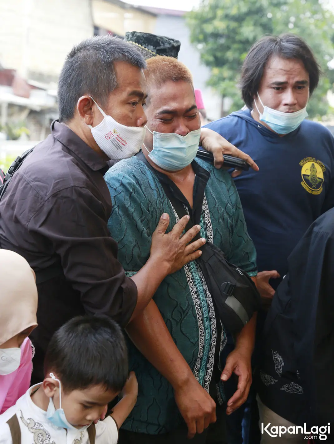 10 Potret Suasana Pemakaman Urip Arphan, Diwarnai Isak Tangis - Photo ...