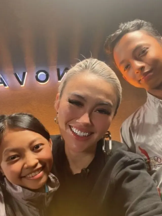 7 Momen Bahagia Agnez Mo Bertemu Devina dan Kesya Murid SMPN 1 Ciawi ...