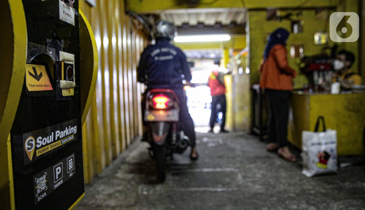 FOTO: Inovasi Baru Parkir Sepeda Motor Vertikal di Ibu Kota - Foto ...