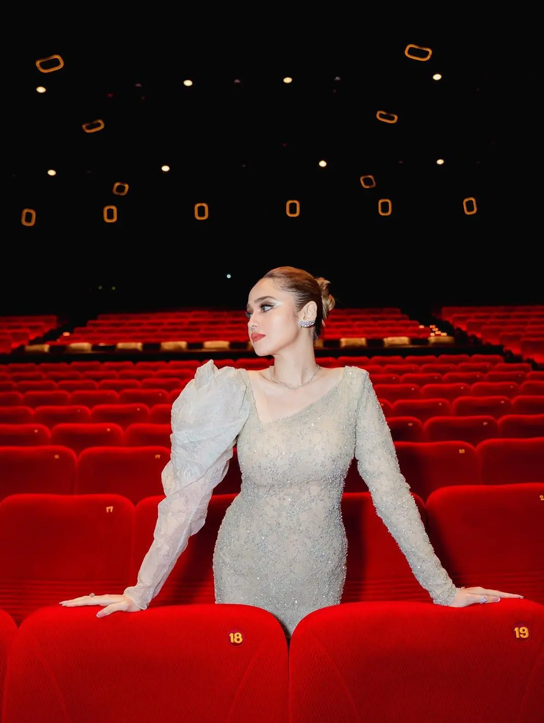 6 Potret Glamor Syifa Hadju dengan Mini Dress di Premiere Catatan Si Boy